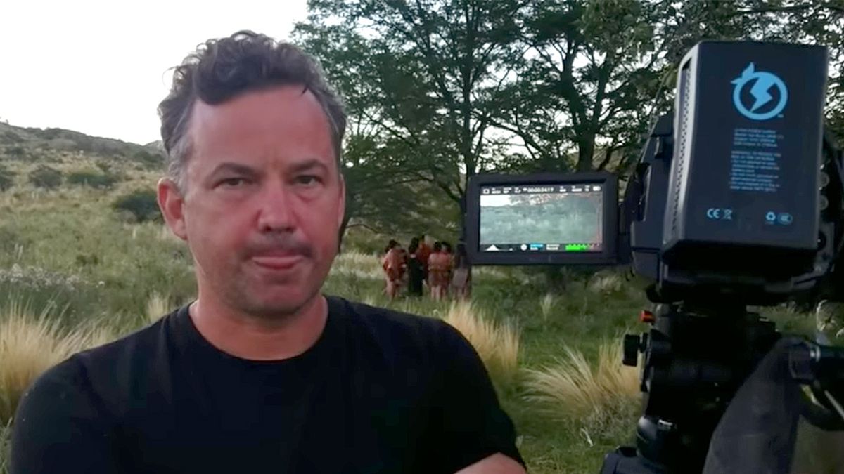 Hallan muerto a cineasta acusado de abusar de menores