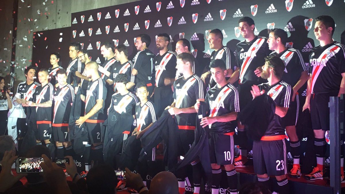 ¡Hermosa! River estrenó su nueva camiseta en homenaje a Labruna