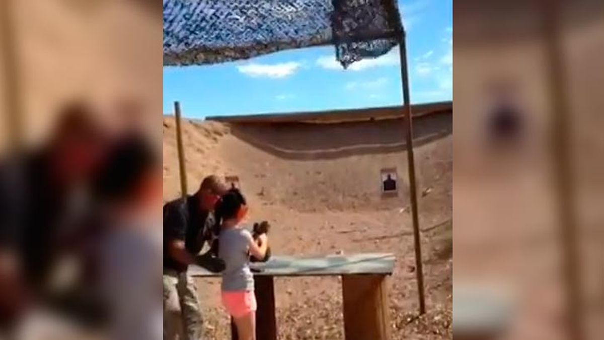 Niña asesina a su instructor de tiro con una ametralladora
