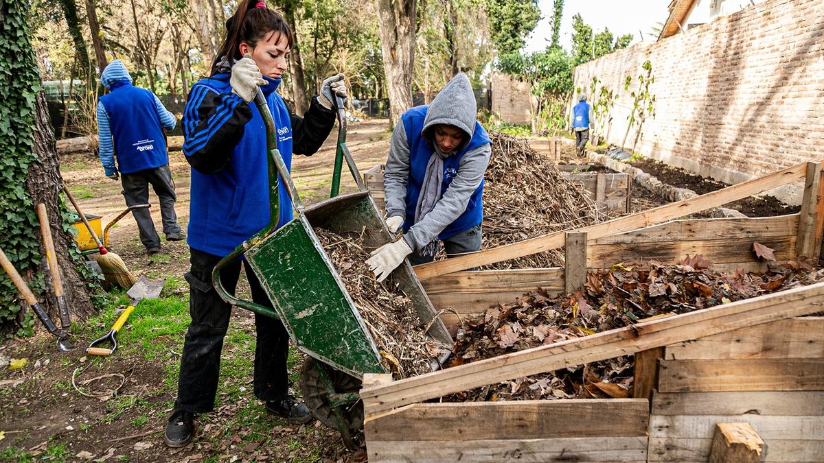 Avanzan con compostera y huerta agroecológica comunitaria en el Parque ...