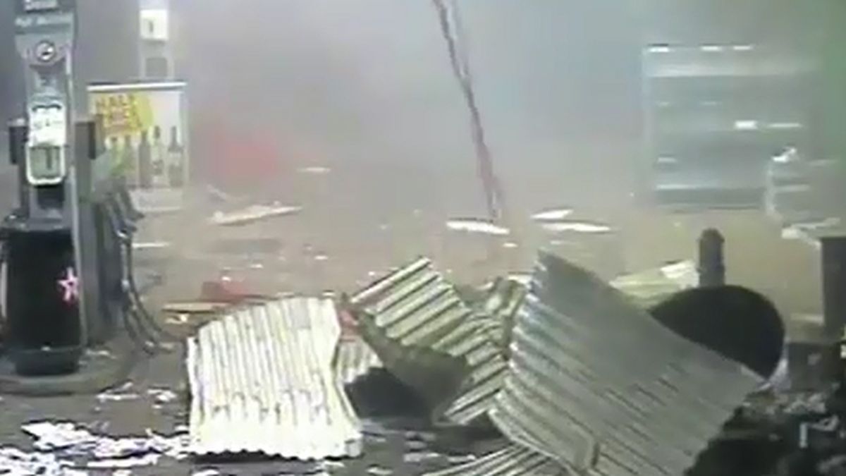 Sorprendente explosión de un cajero en una estación de servicio
