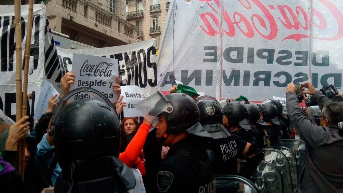 Nueva protesta de trabajadores de Coca Cola en Corrientes y Callao