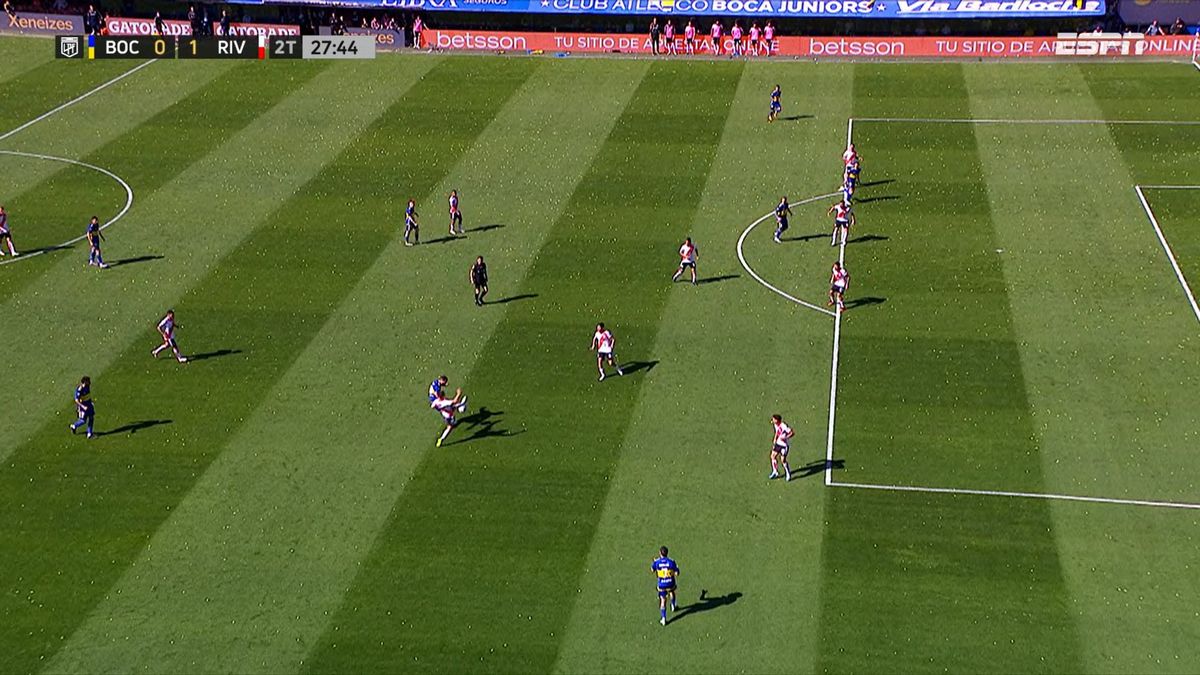 El milimétrico offside por el cual se anuló el gol de Edinson Cavani
