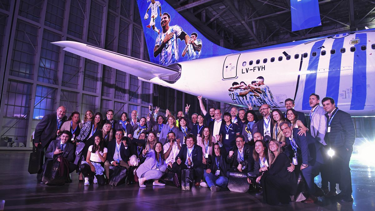 Aerolíneas Argentinas presentó el avión del Mundial