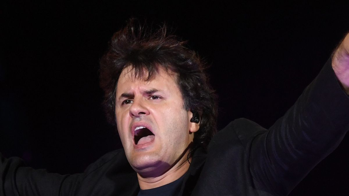 Ciro Martínez protestó contra de la nueva ley de minería cantando un ...