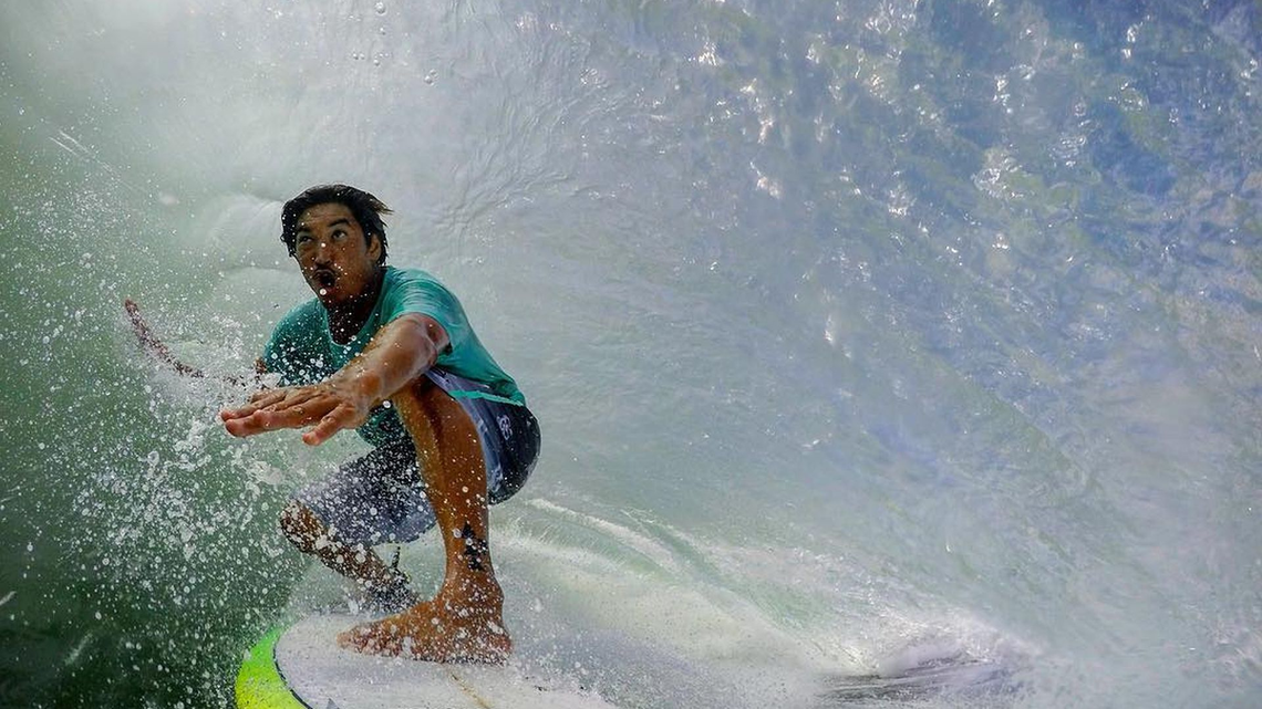 Murió el surfista Mikala Jones tras cortarse una arteria
