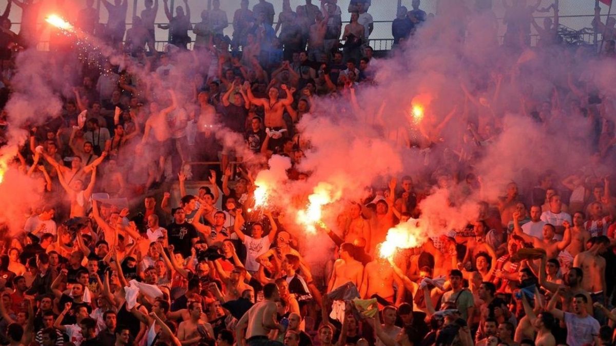 Hinchas del Estrella Roja de Serbia mostraron banderas con los ataques de EEUU a otros países