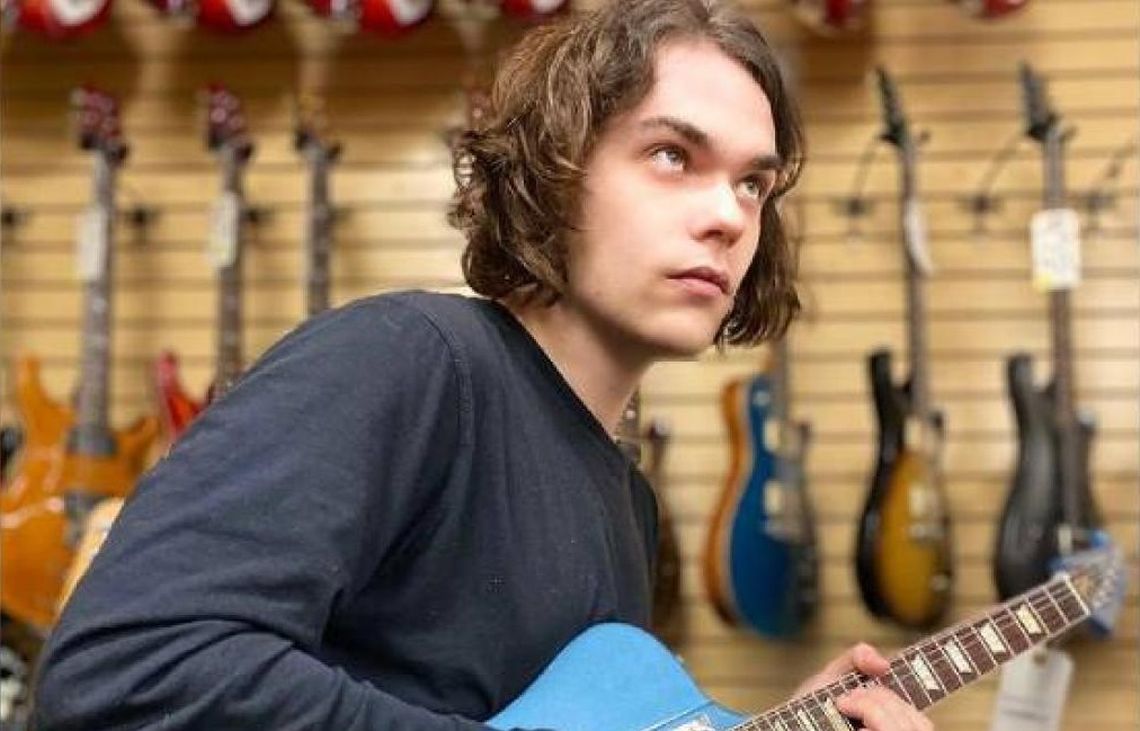 Murió el hijo del actor Tim Roth, el músico Cormac Roth