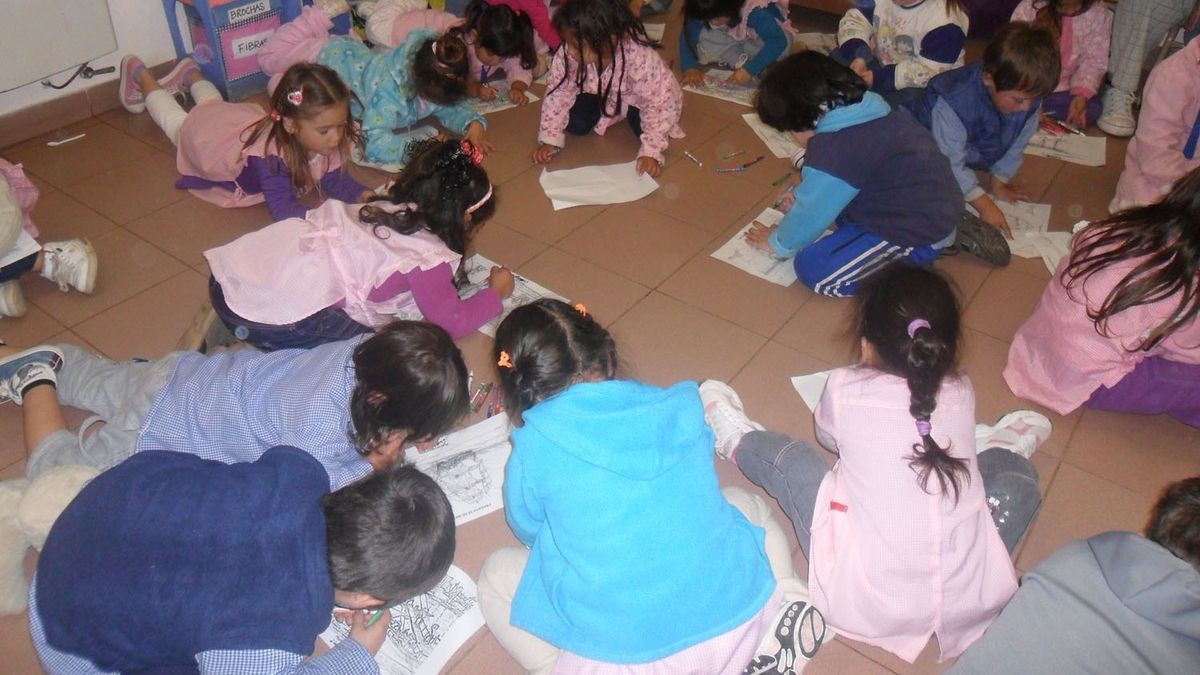 Denuncian que una niña fue atada y amordazada por su maestra