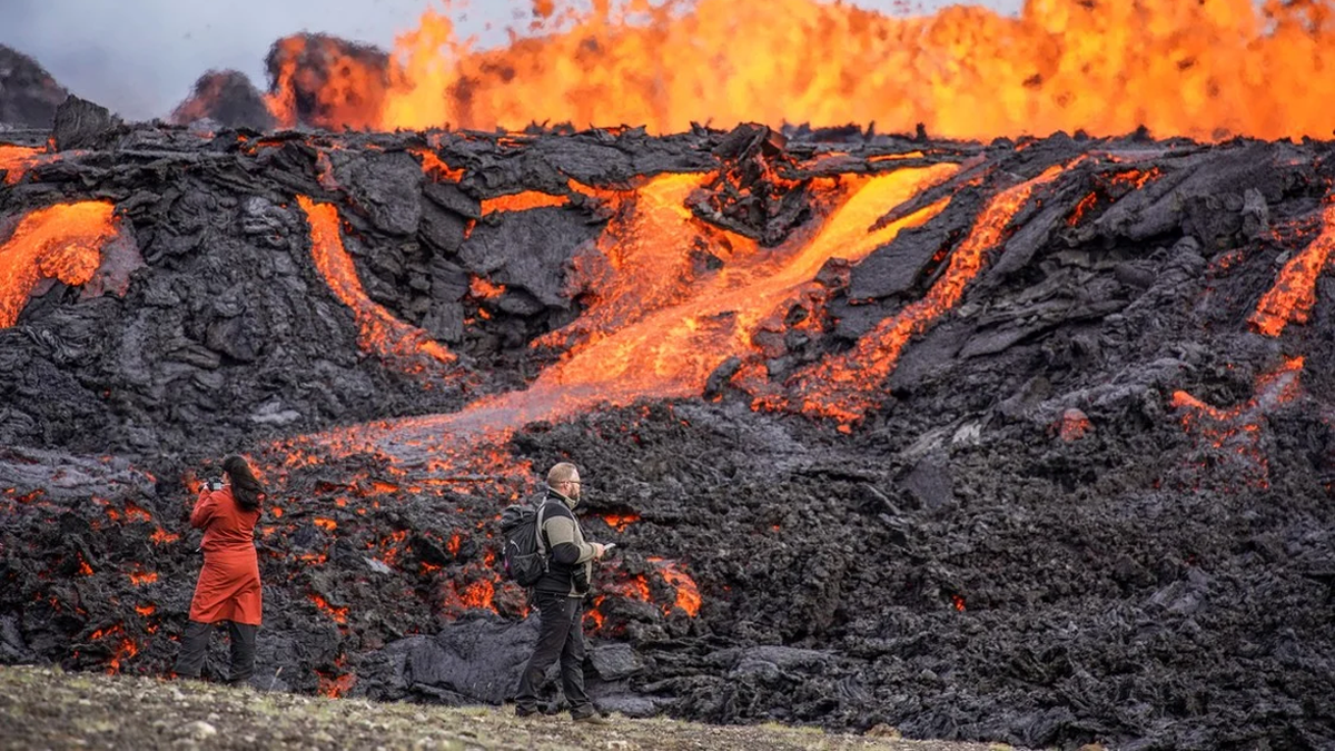 En fotos: el volcán Fagradalsfjall entró en erupción cerca de la ...