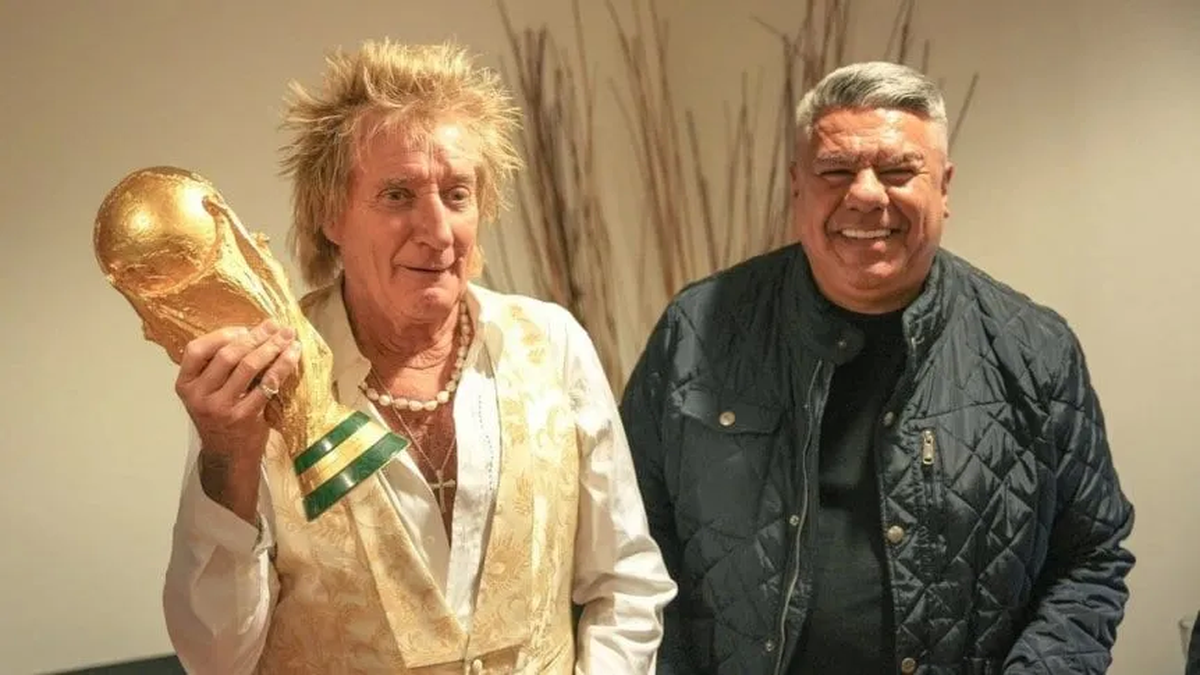 Rod Stewart se sacó una foto con la Copa y Chiqui Tapia y habló sobre ...