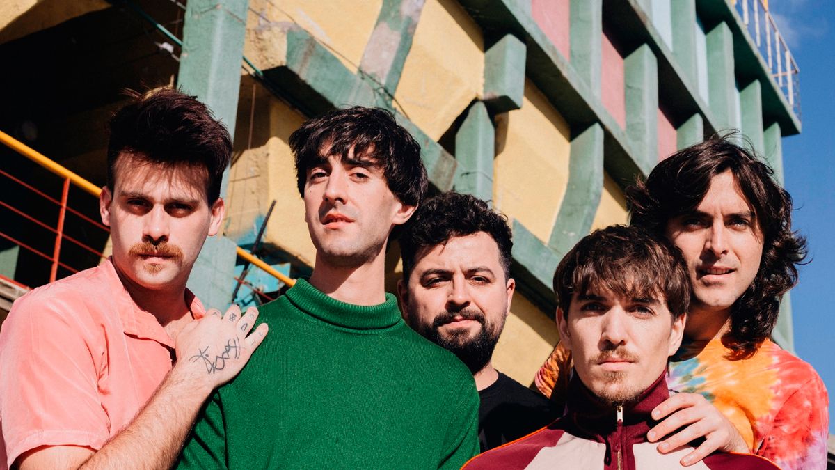 Indios muestra su sensualidad con Besos en la Espalda