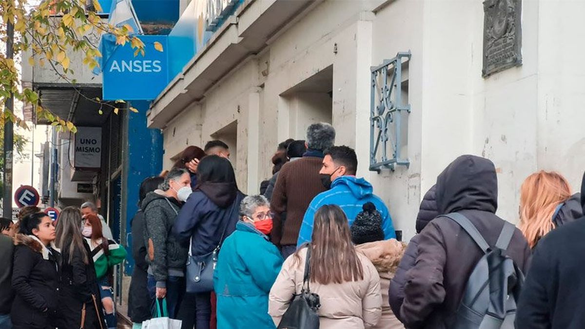 Largas filas en ANSES para tramitar el refuerzo de ingresos