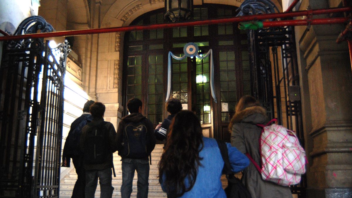 Sin clases en el Colegio Nacional Buenos Aires por falta de luz