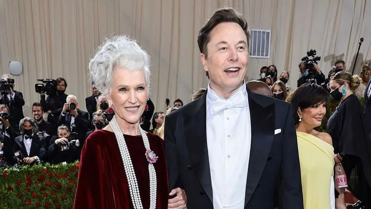 La mamá de Elon Musk duerme en el garaje cuando lo visita