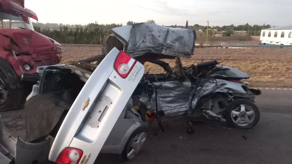 Mendoza: un menor falleció tras choque entre auto y camión