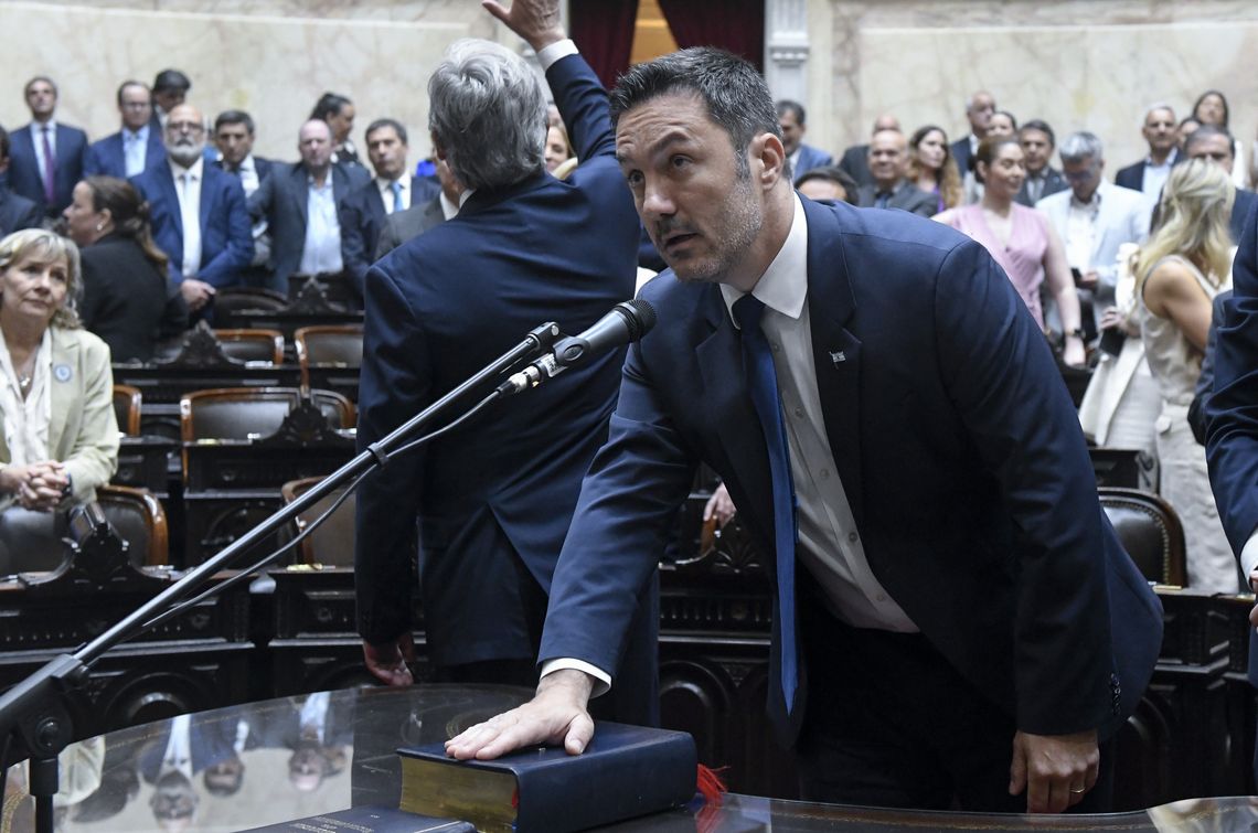 Luis Petri hizo oficial su renuncia como ministro de Defensa