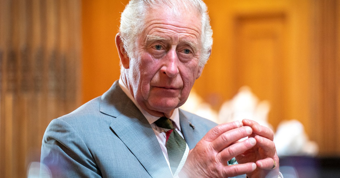 ¿Por qué el Rey Carlos III tiene dedos salchicha y qué significa?