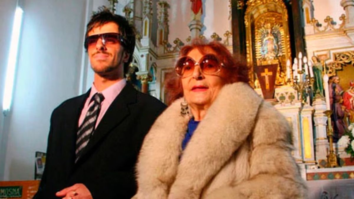 Se casó Reynaldo, el viudo de Adelfa, con un joven que conoció en la cárcel: Ella estaría feliz