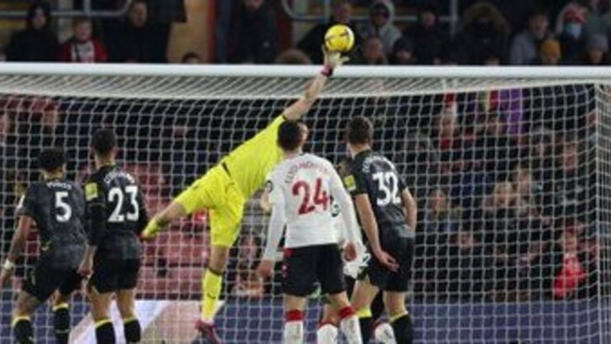 La impresionante volada de Dibu Martínez en el descuento