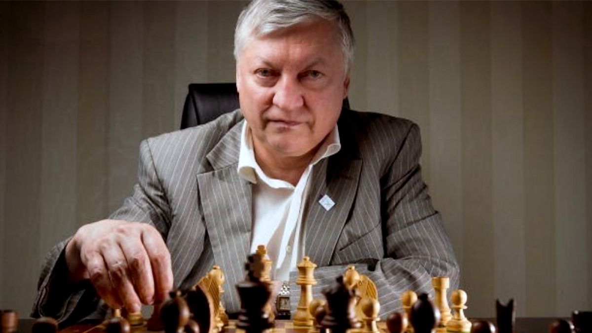 Excampeón mundial de ajedrez se cayó, se golpeó la cabeza y está en coma