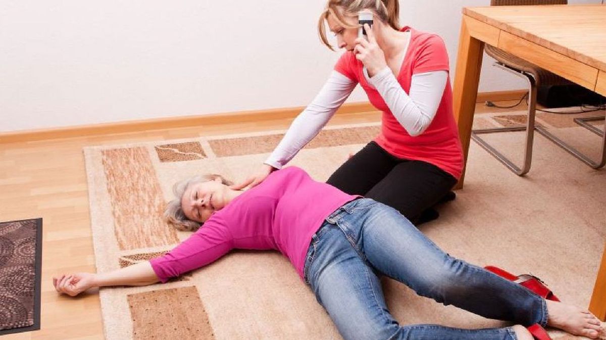 Cómo actuar frente a un desmayo