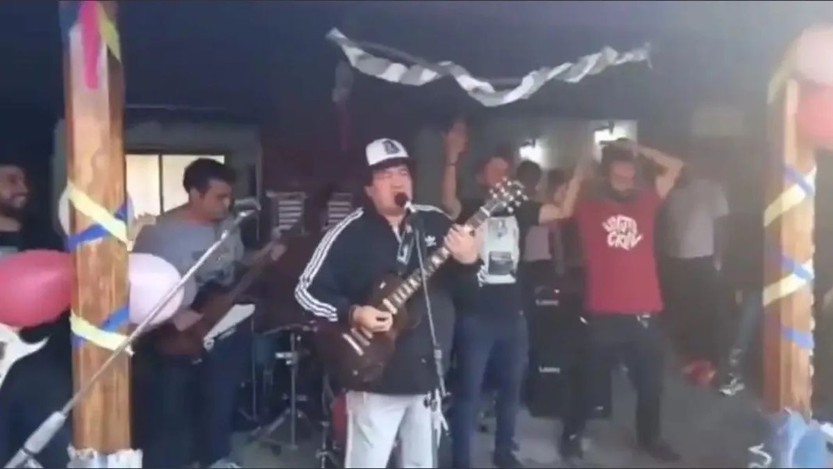 Se viralizó un video actual de Pity Álvarez tocando en vivo un clásico ...