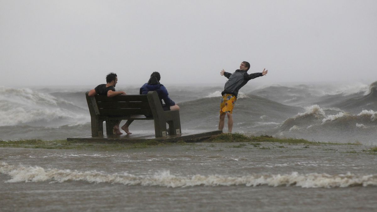 EEUU: 100 mil personas sin luz por el huracán Isaac