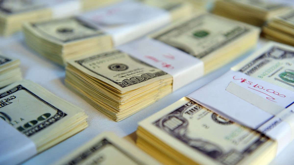 El dólar negro retrocede