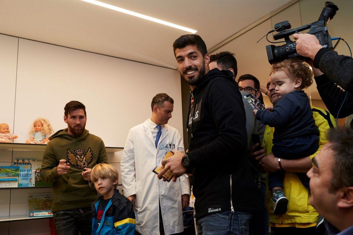 Messi y Suárez visitaron el Hospital de Niños de Barcelona