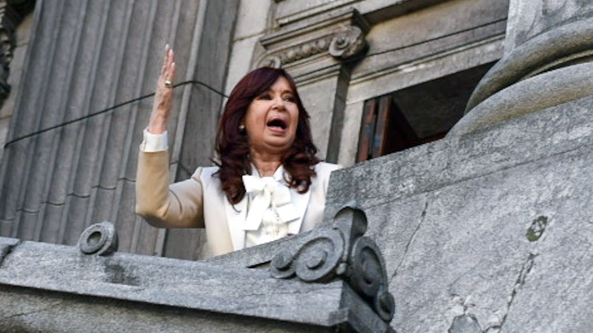Luego de su descargo, Cristina Kirchner salió al balcón
