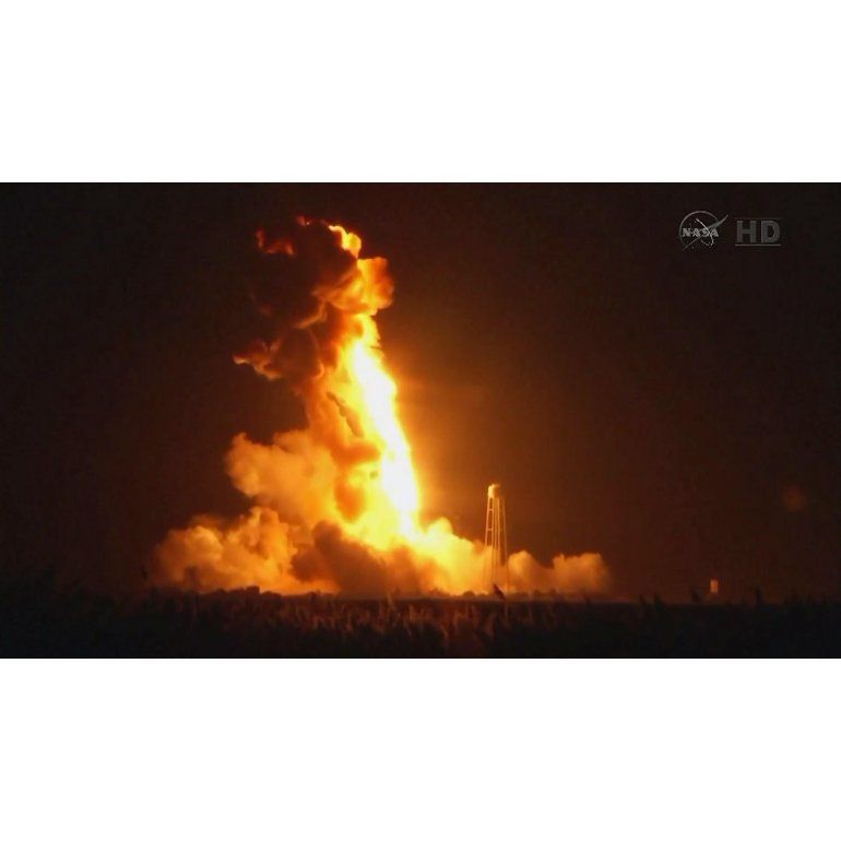 Espectaculares imágenes de la explosión del cohete de la NASA