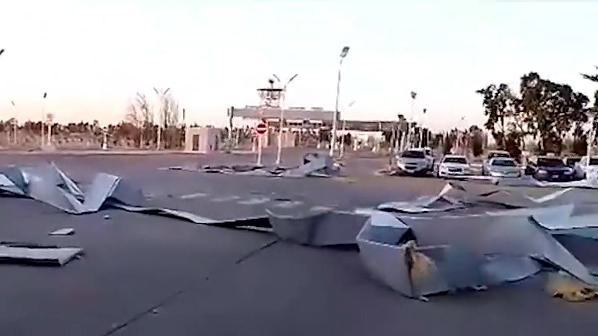 Comodoro Rivadavia: por el fuerte viento se voló parte del techo del ...