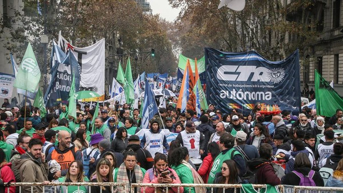 Las dos CTA, docentes y sectores de la CGT marchan a la Casa de Jujuy