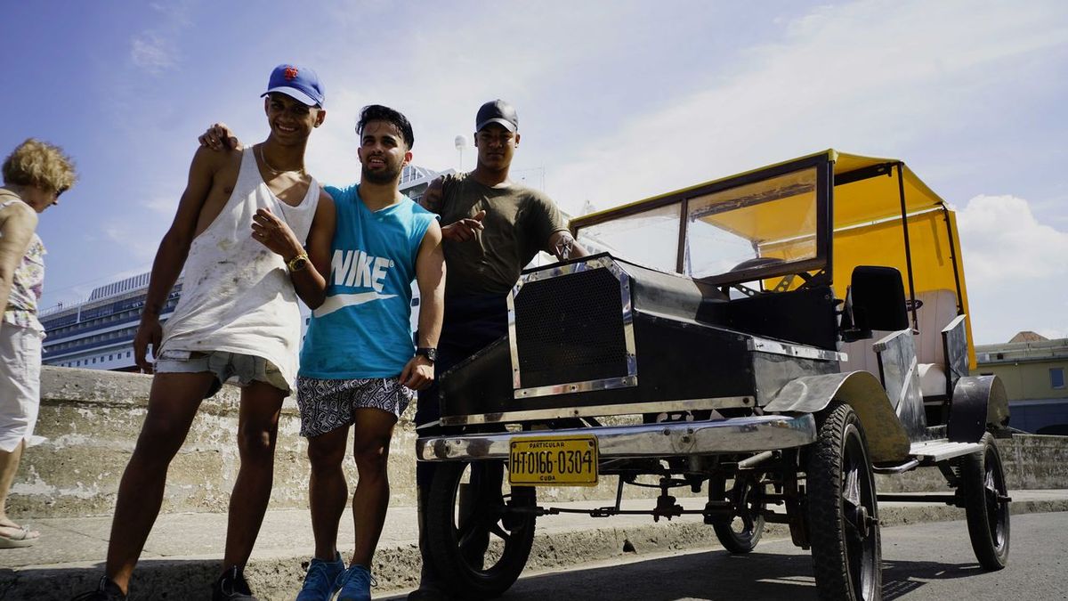 Jóvenes construyeron original Ford T que funciona a pedales