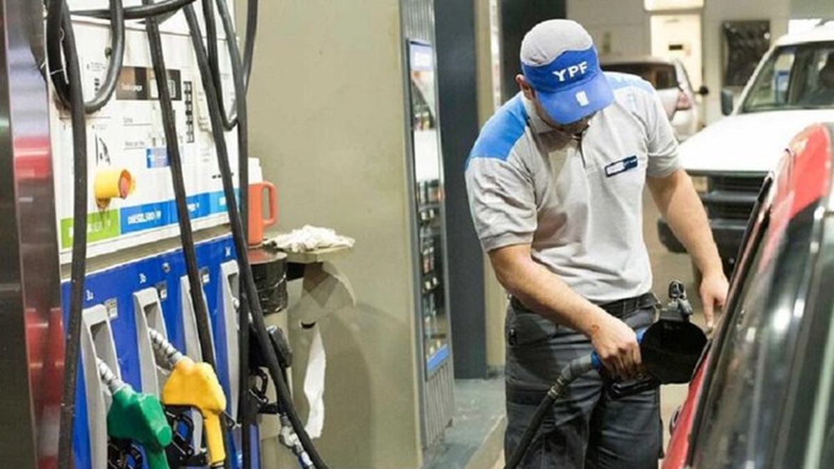 Otras petroleras se sumaron a YPF y bajaron el precio de sus combustibles