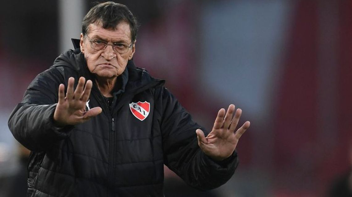 Falcioni habló del pasacalles que le colgaron en Independiente