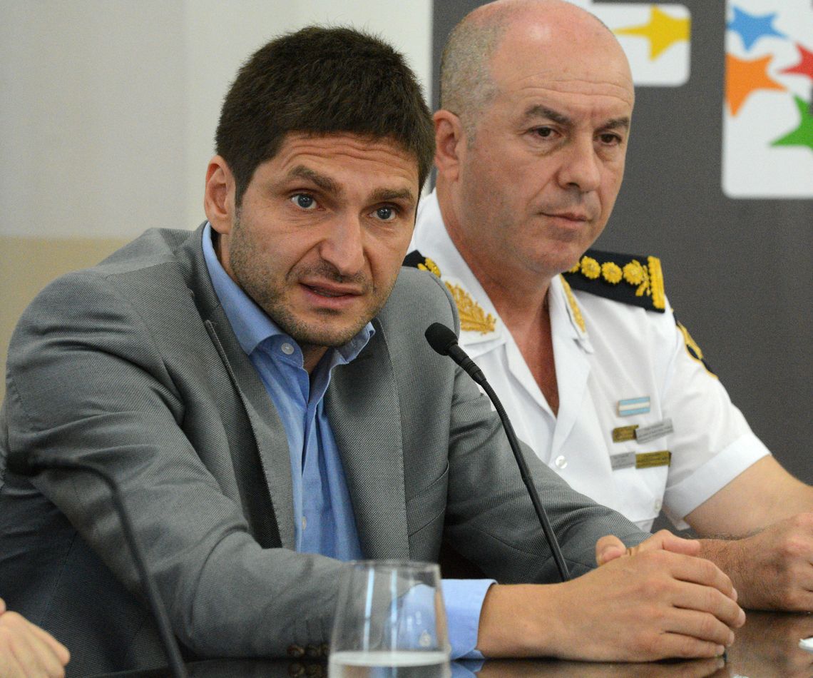 Santa Fe: Maximiliano Pullaro volvió a ser amenazado y mudó a su ...