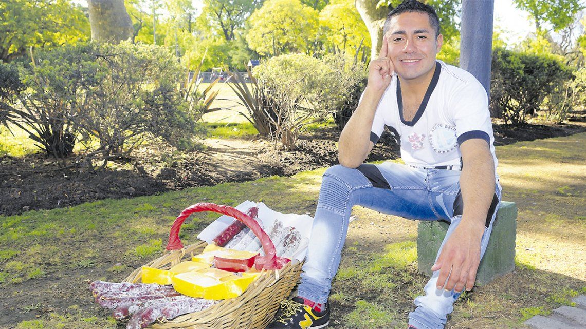 Sebastián lleva en su canasta todo el ritmo del cuarteto