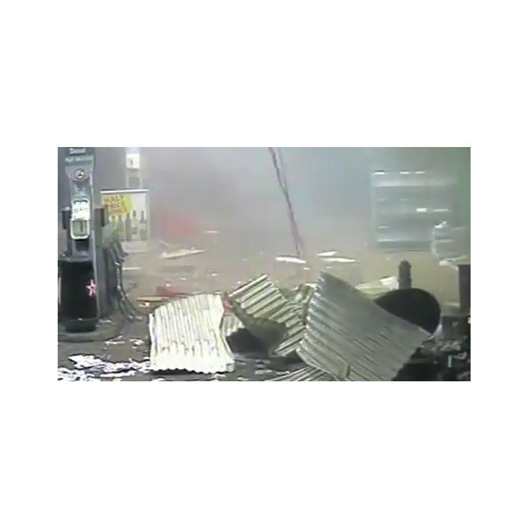 Sorprendente explosión de un cajero en una estación de servicio