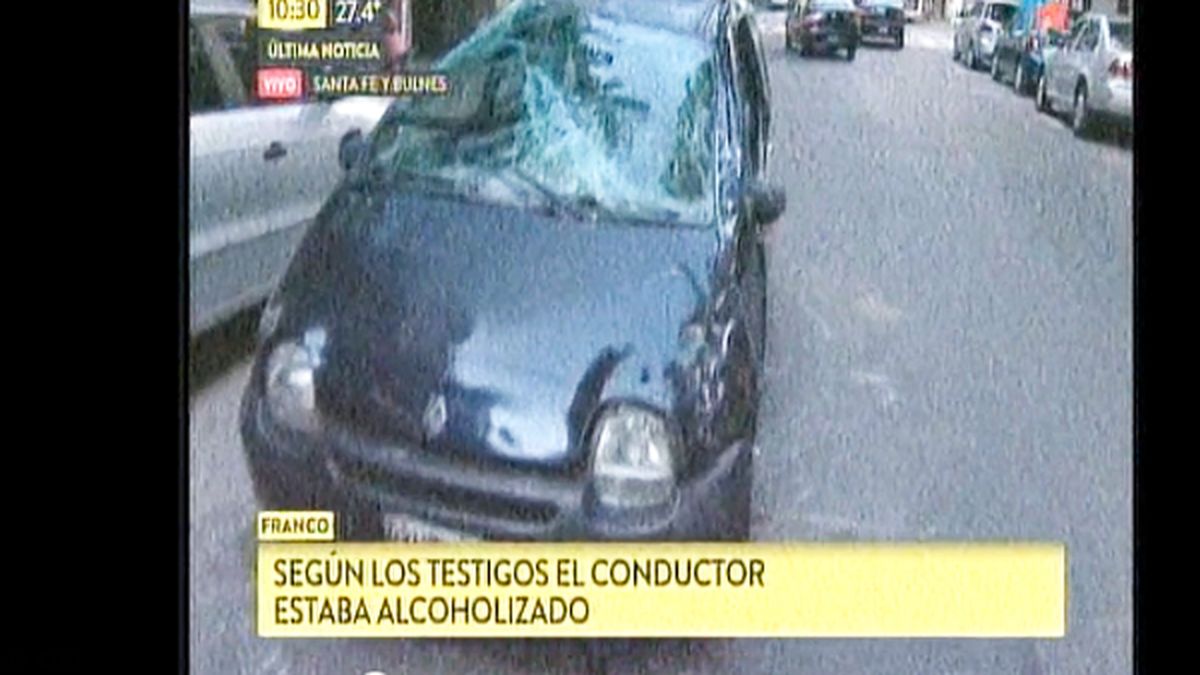 Mandaba un SMS mientras manejaba, chocó 4 autos estacionados y volcó
