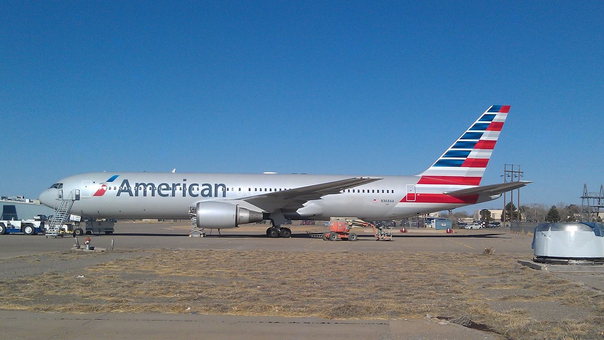 Se enojó porque le desearon Feliz Navidad y lo bajaron del avión