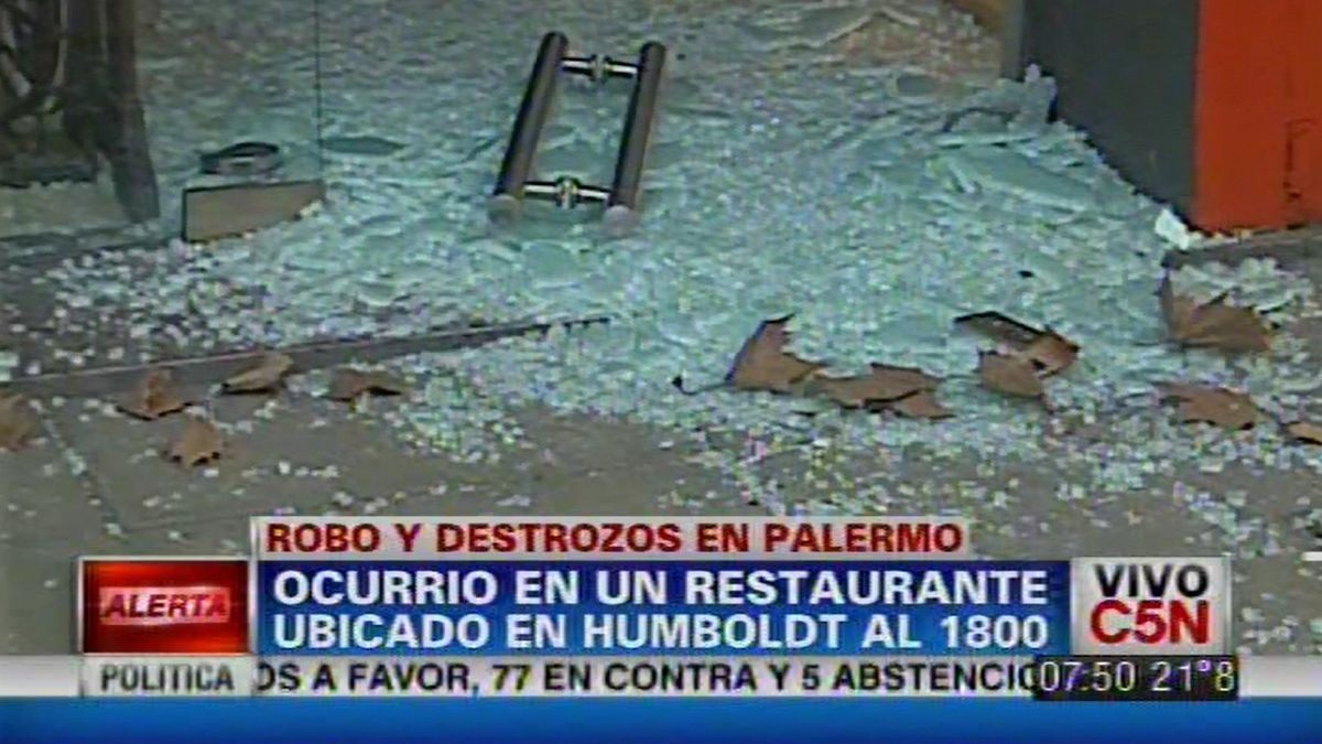 Destrozan puerta de blindex para robar restaurant