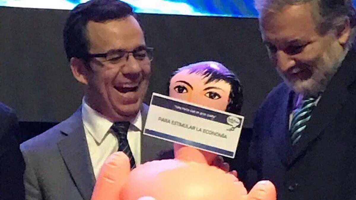 La muñeca inflable que desató un escándalo político en Chile