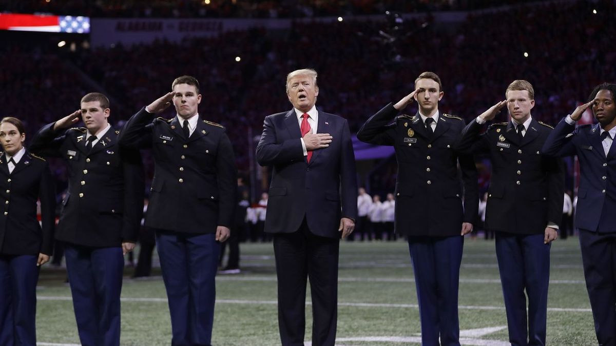 Trump se olvidó el himno y temen por su salud mental