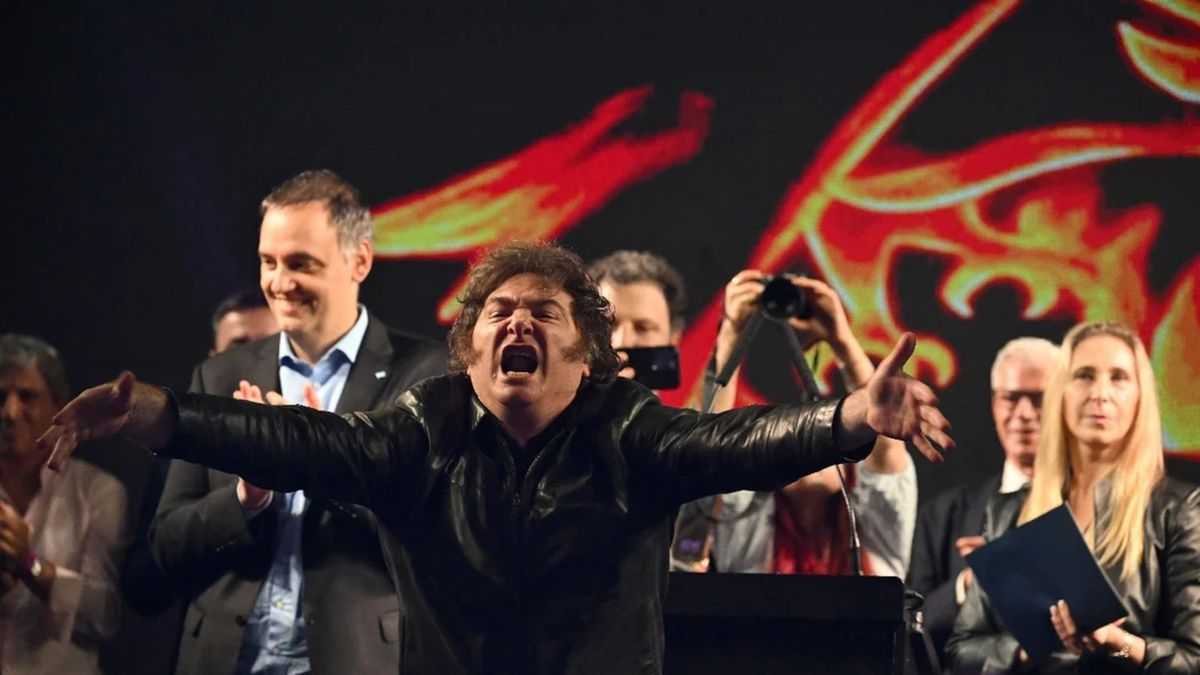 Adorni cerró su campaña con Milei y el gabinete nacional