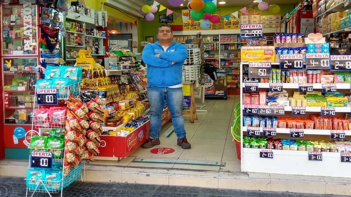 Delirio en Almagro: kiosco celebra 11 años y vende todo a precios de 2012