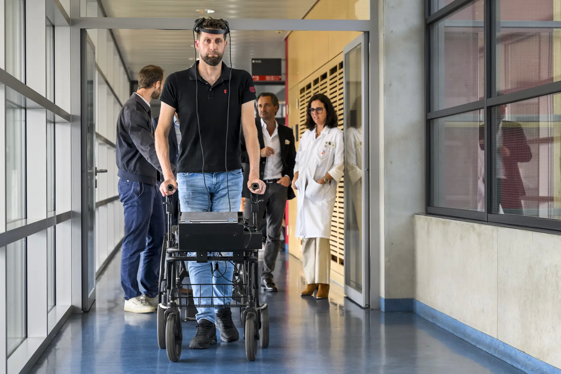 Un tetrapléjico volvió a caminar tras 12 años gracias a la inteligencia ...