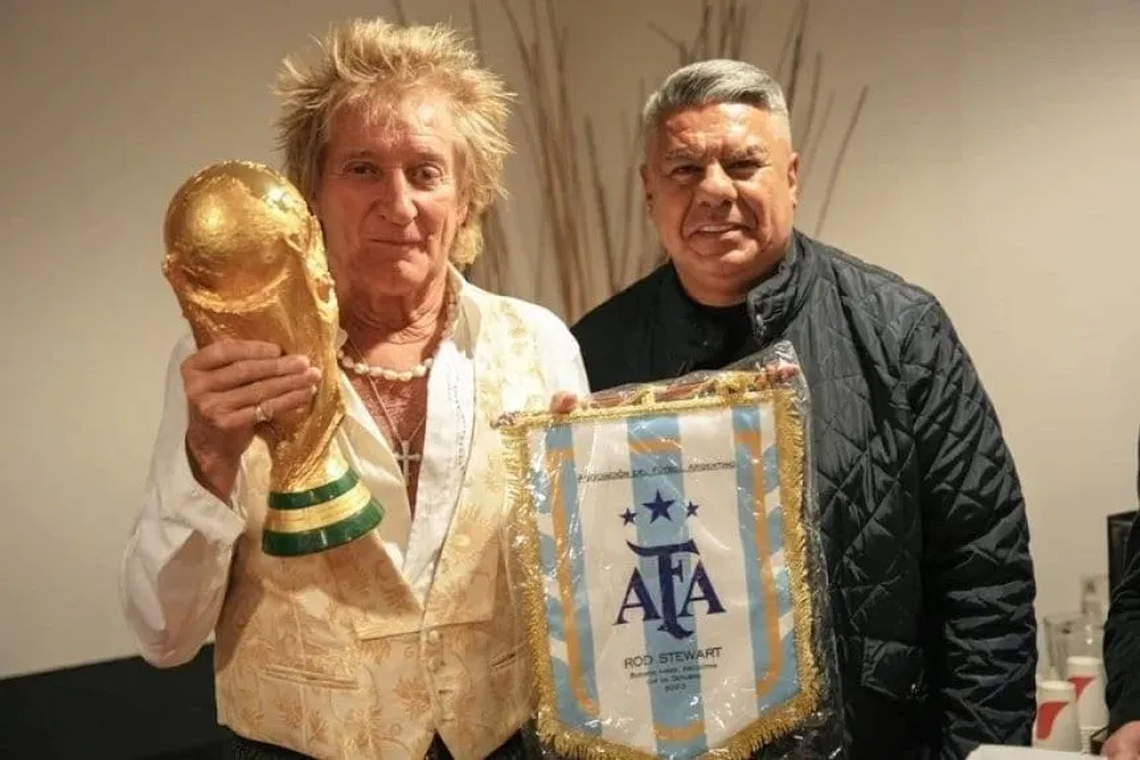 Rod Stewart se sacó una foto con la Copa y Chiqui Tapia y habló sobre ...