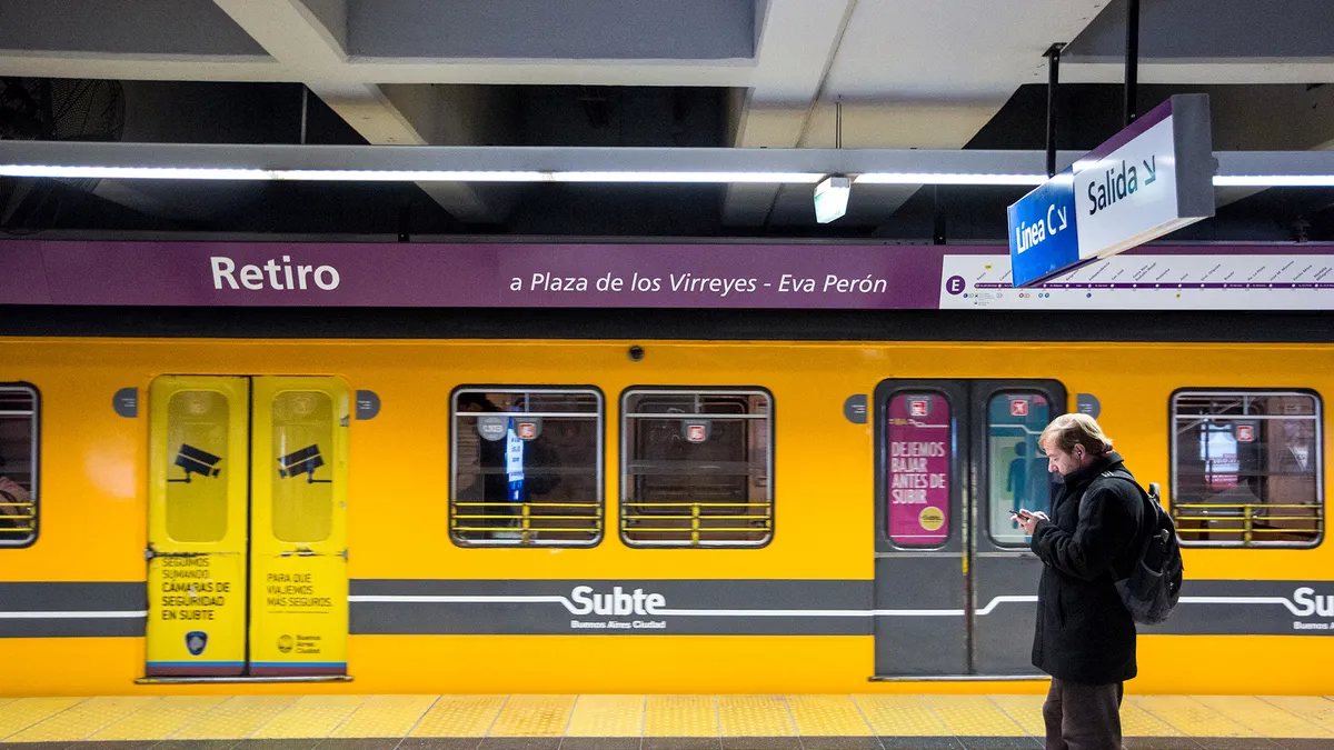 Subte: liberan molinetes en la estación Retiro de la Línea E